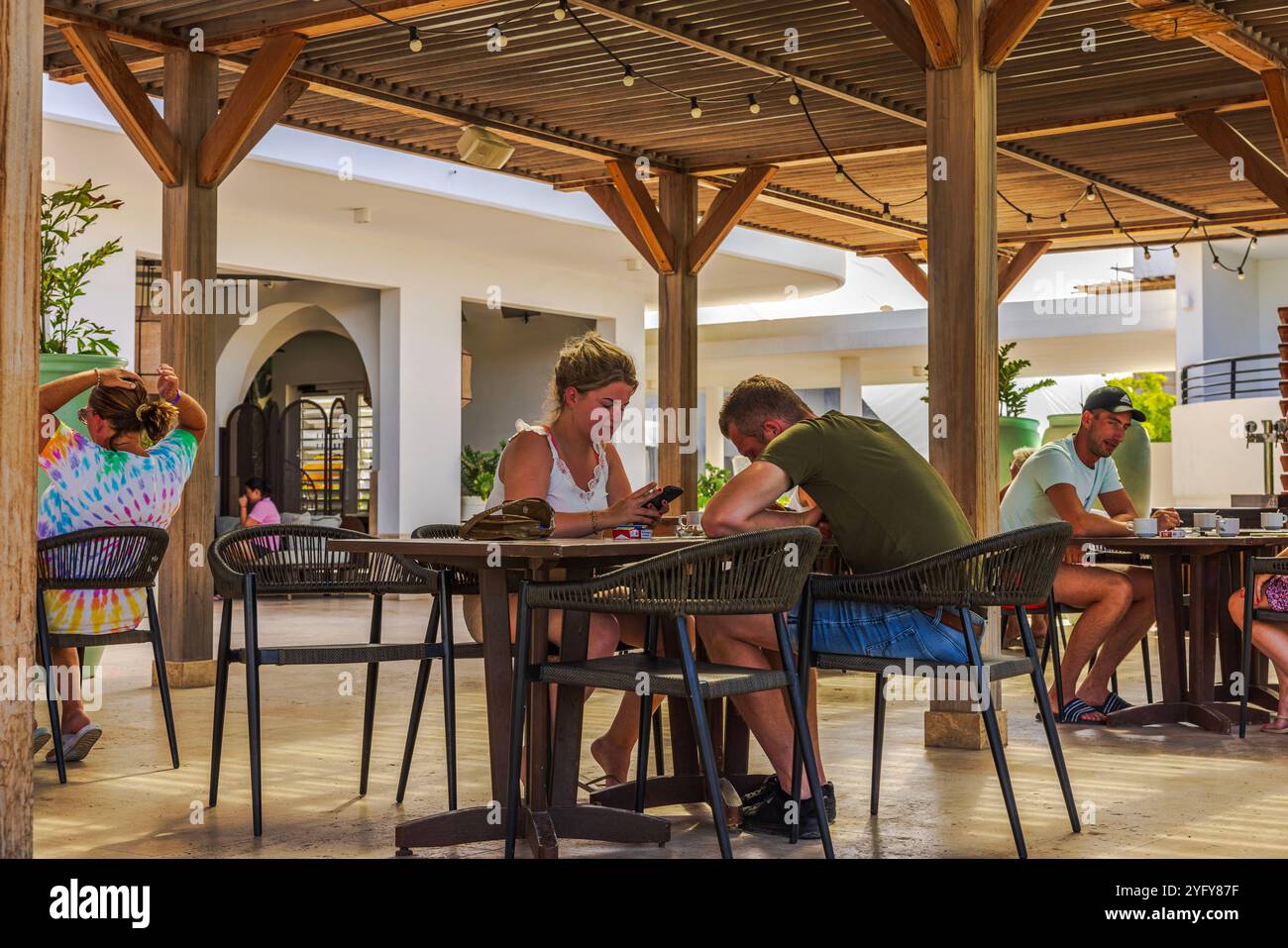 Shaded outdoor cafe hi-res stock photography and images - Alamy