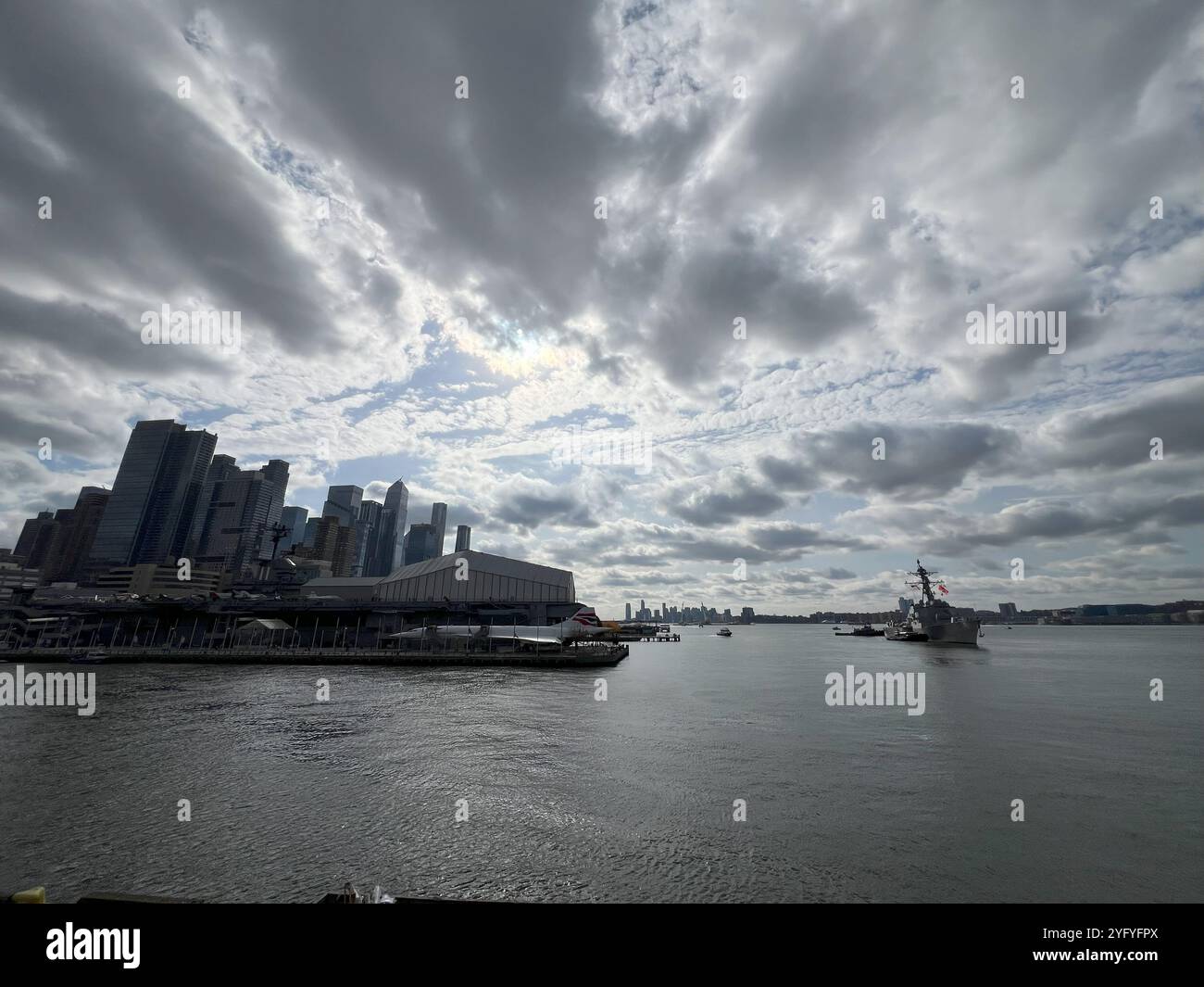 Uss john basilone ddg 122 hi-res stock photography and images - Alamy