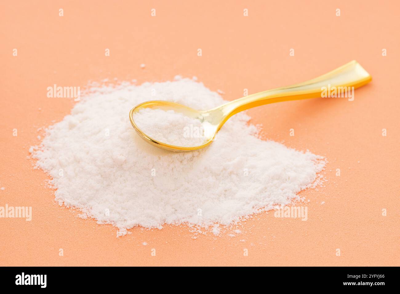 Baking Soda - Crystalline Solid compound in spoon Stock Photo - Alamy