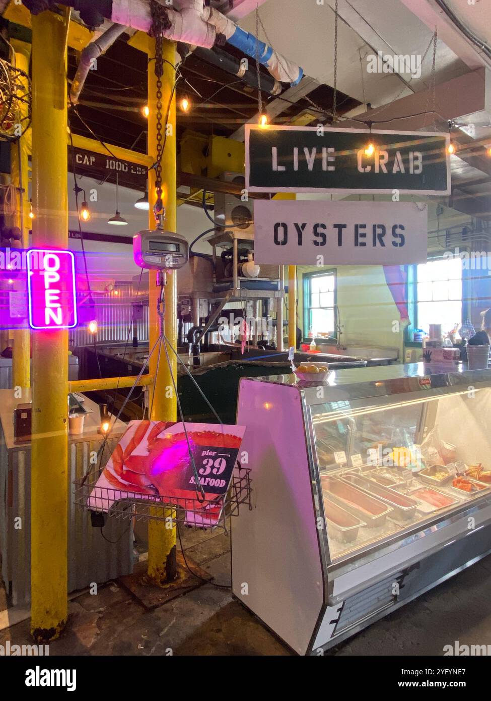 Raw bar hi-res stock photography and images - Alamy