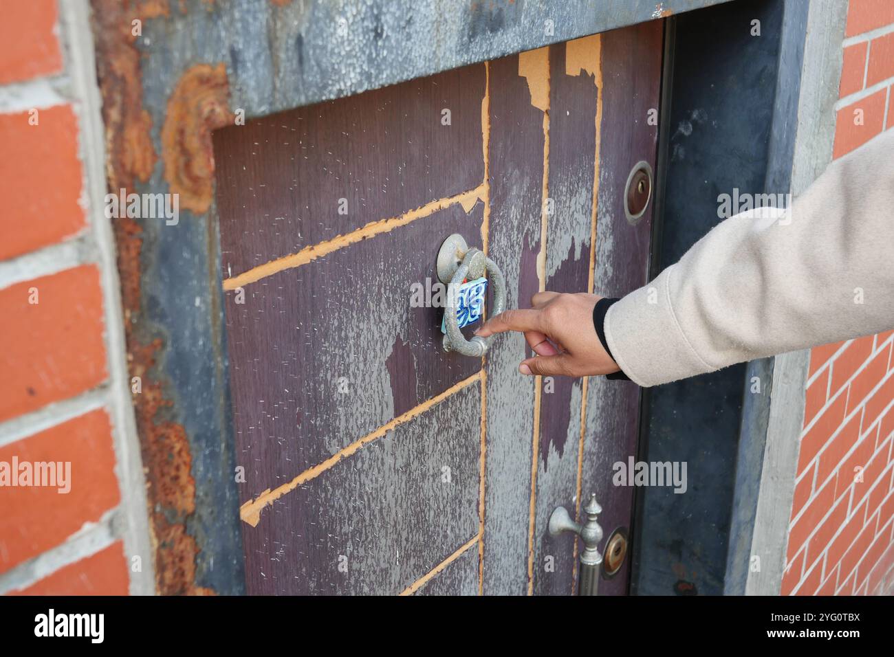 Women hand knock door hi-res stock photography and images - Alamy