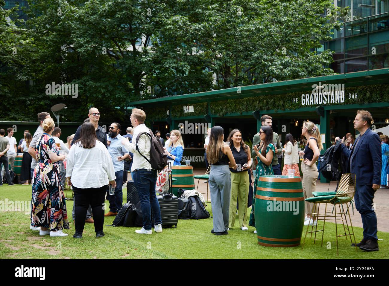 Workers drinking outside a bar in Canary Wharf, London Stock Photo - Alamy