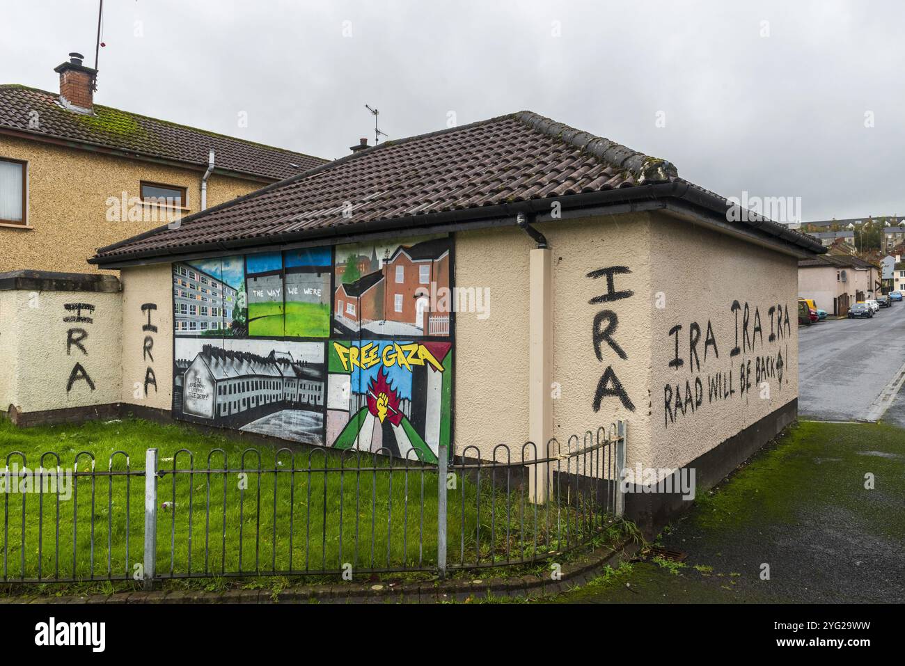 NORTH IRELAND, LONDONDERRY (DERRY), IRA TAG AND MURAL IN THE CATHOLIC ...