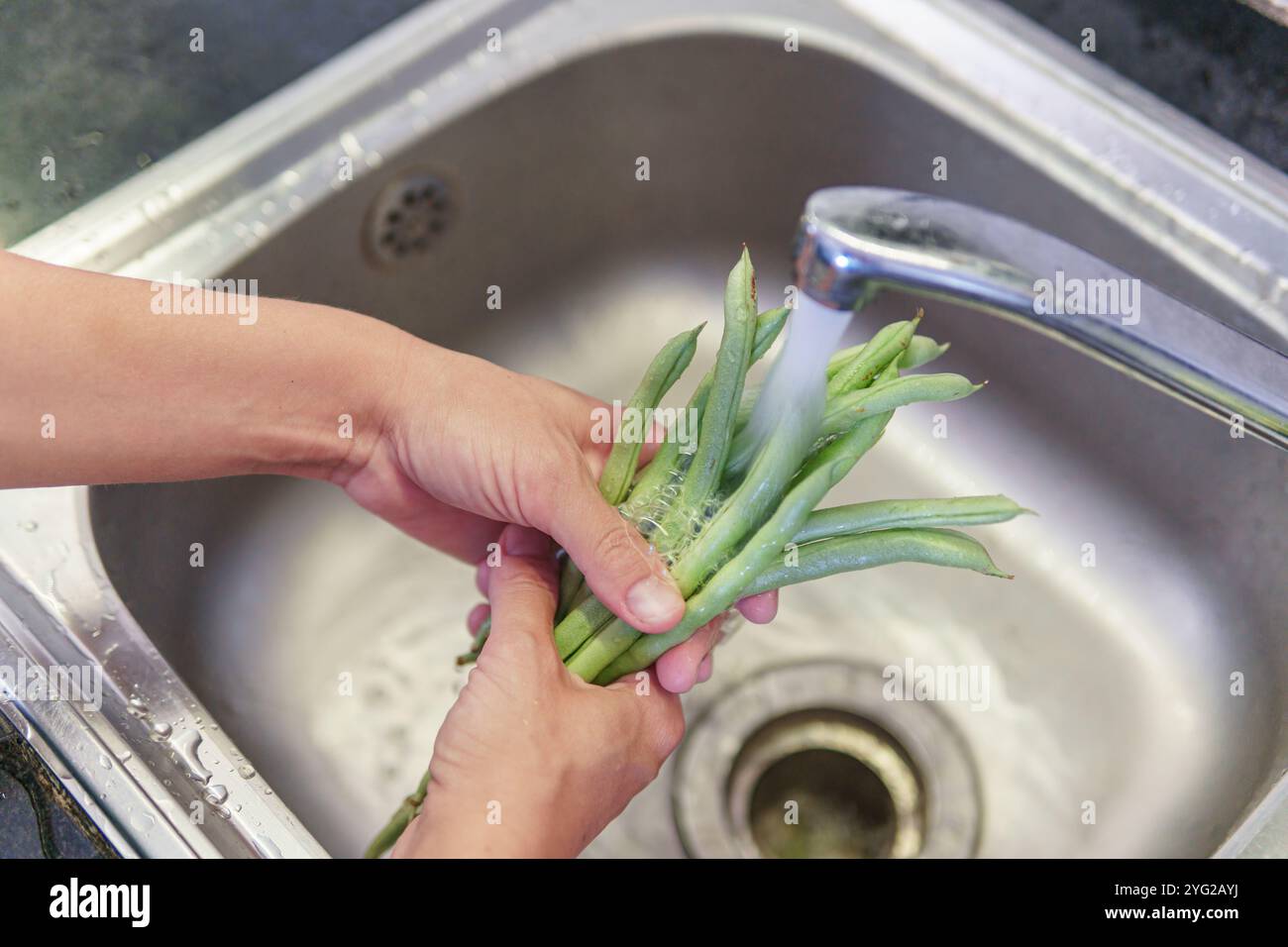 Woman hands washing fresh green beans in a kitchen Stock Photo - Alamy