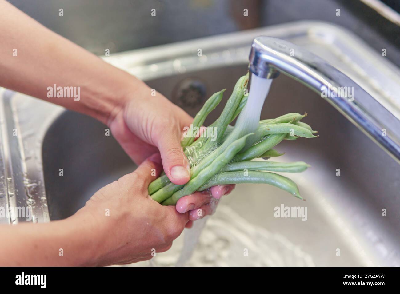 Woman hands washing fresh green beans in a kitchen Stock Photo - Alamy