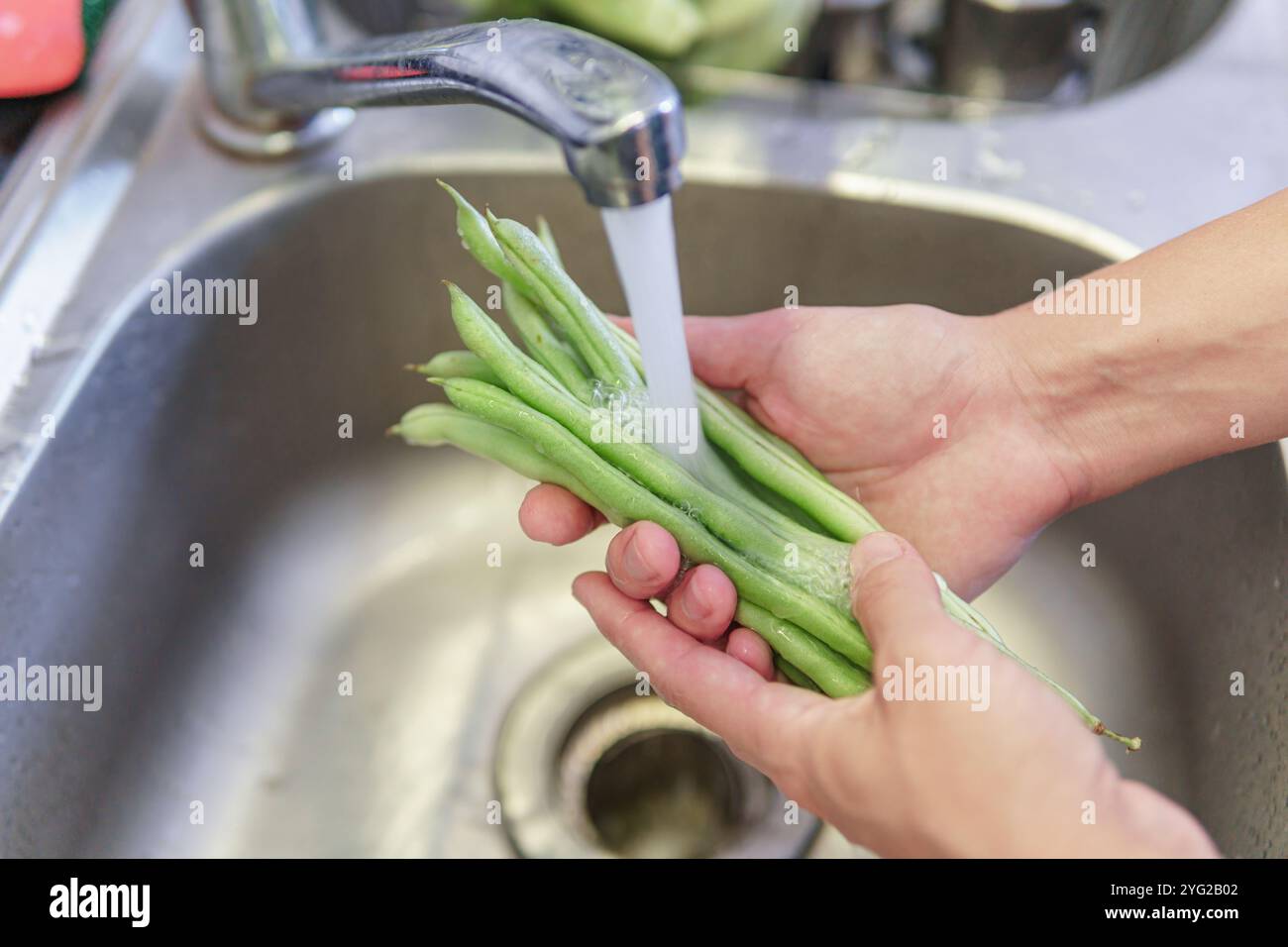 Wet clean green beans hi-res stock photography and images - Alamy