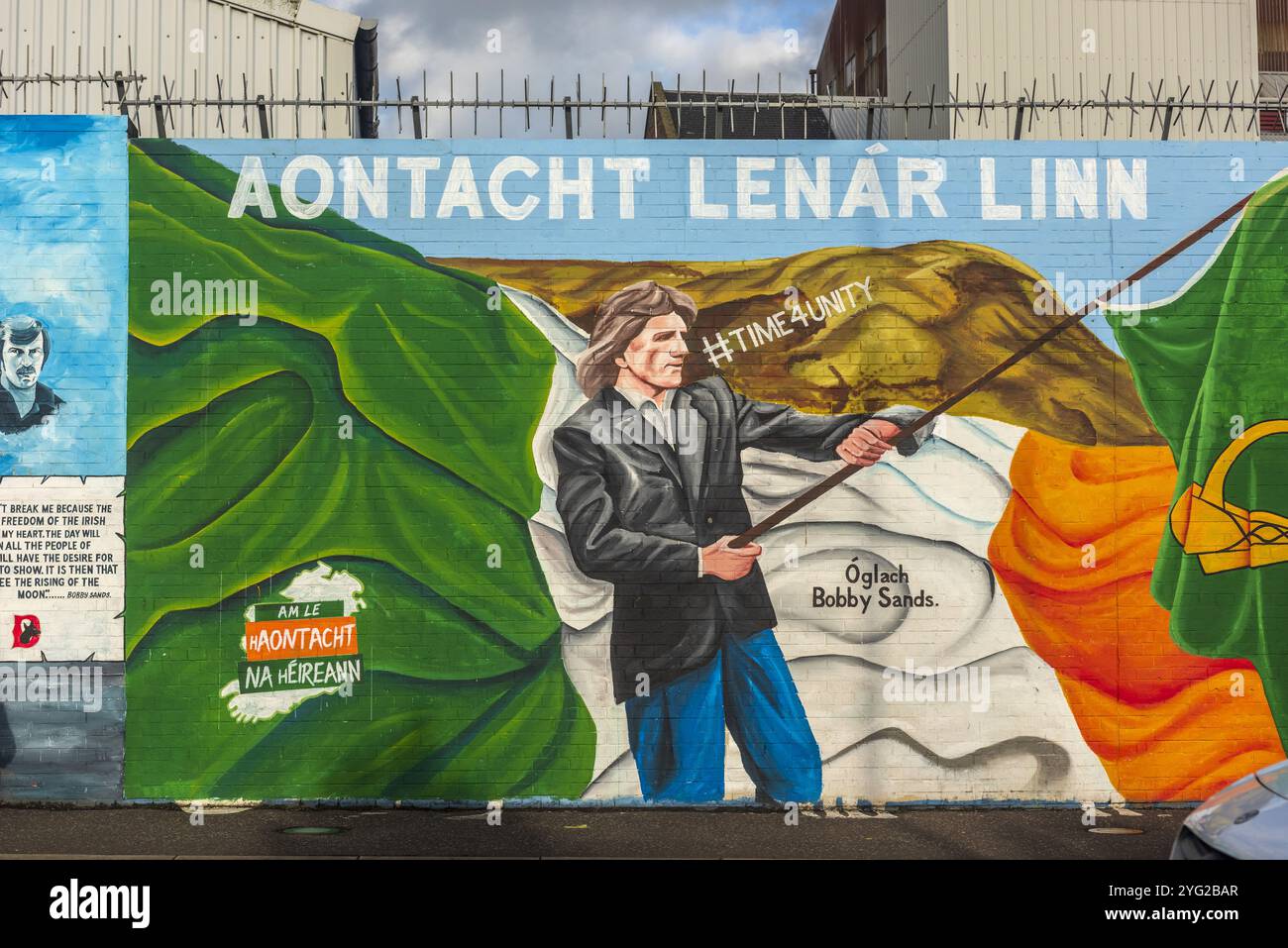 NORTH IRELAND, BELFAST, MURAL ON A WALL IN DIVIS STREET IN WEST BELFAST ...