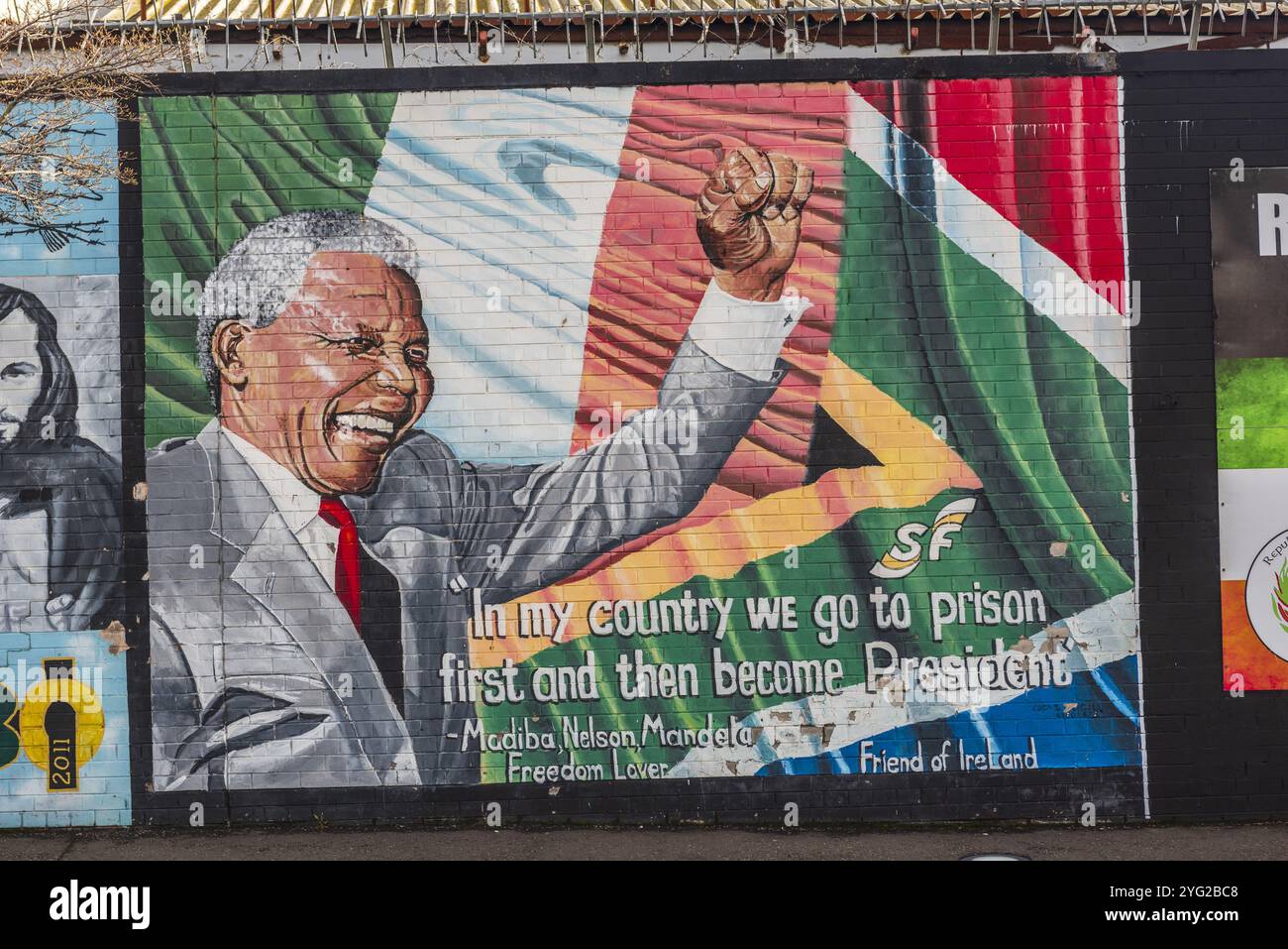 NORTHERN IRELAND, BELFAST, MURAL OF THE SOUTH AFRICAN LEADER NELSON ...