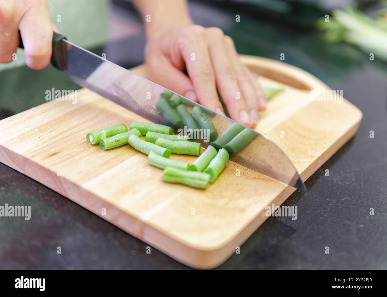 Woman hands cutting fresh green beans in a kitchen Stock Photo - Alamy