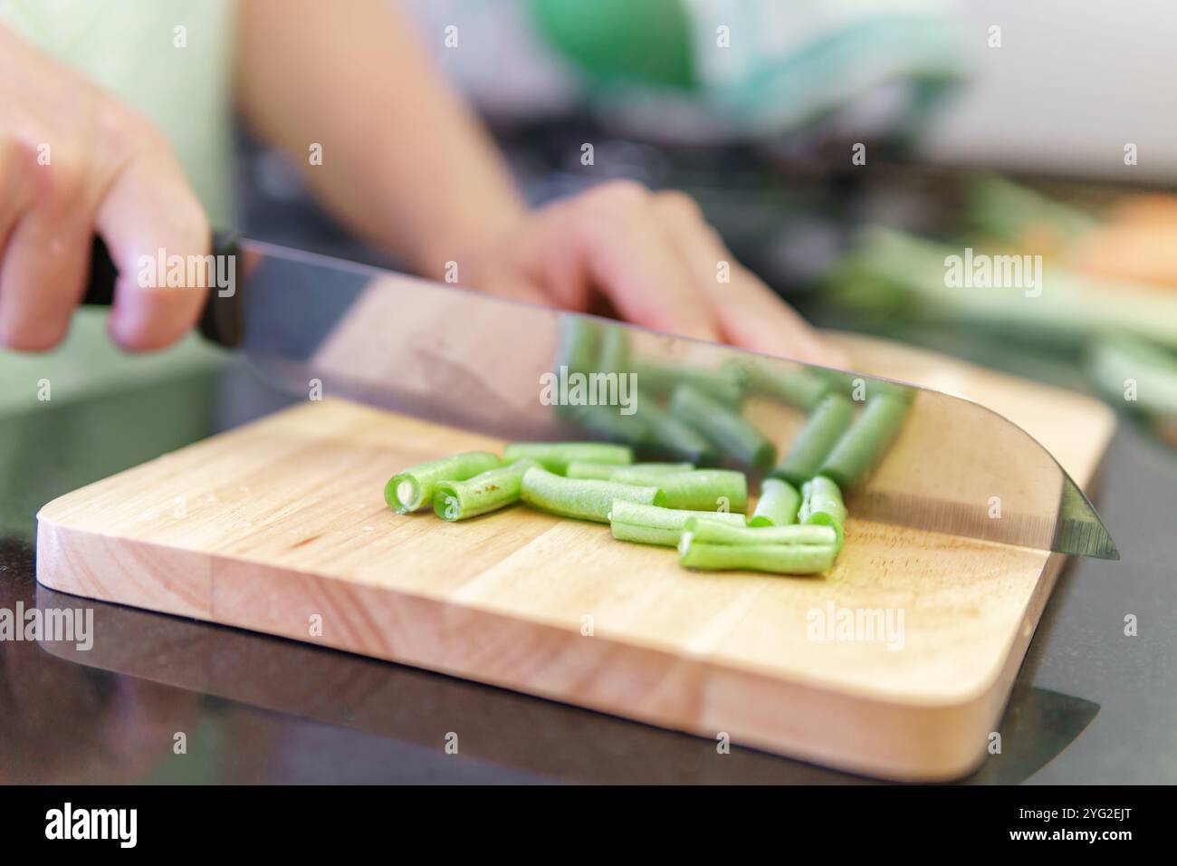 Woman hands cutting fresh green beans in a kitchen Stock Photo - Alamy