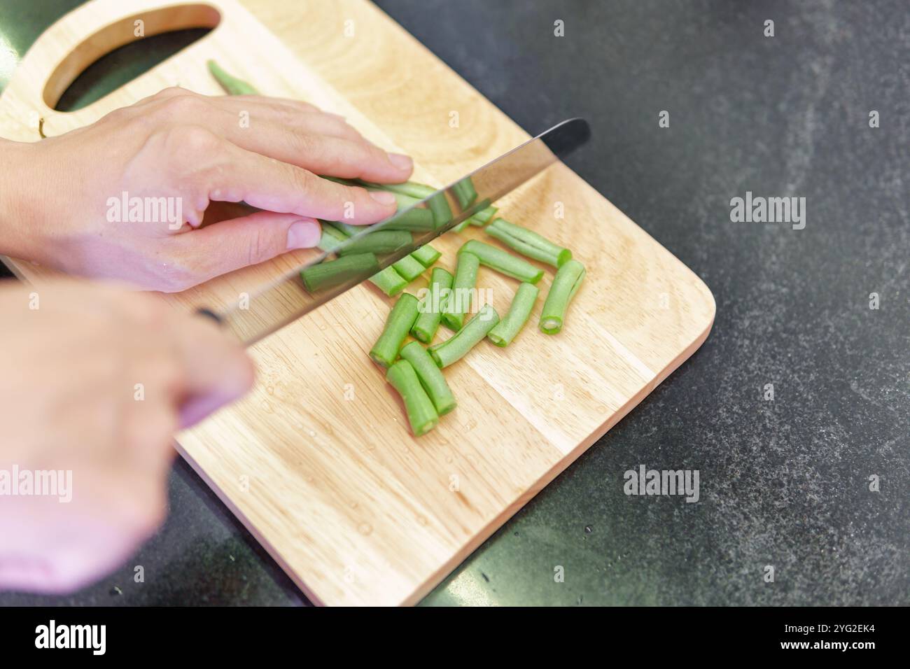 Woman hands cutting fresh green beans in a kitchen Stock Photo - Alamy