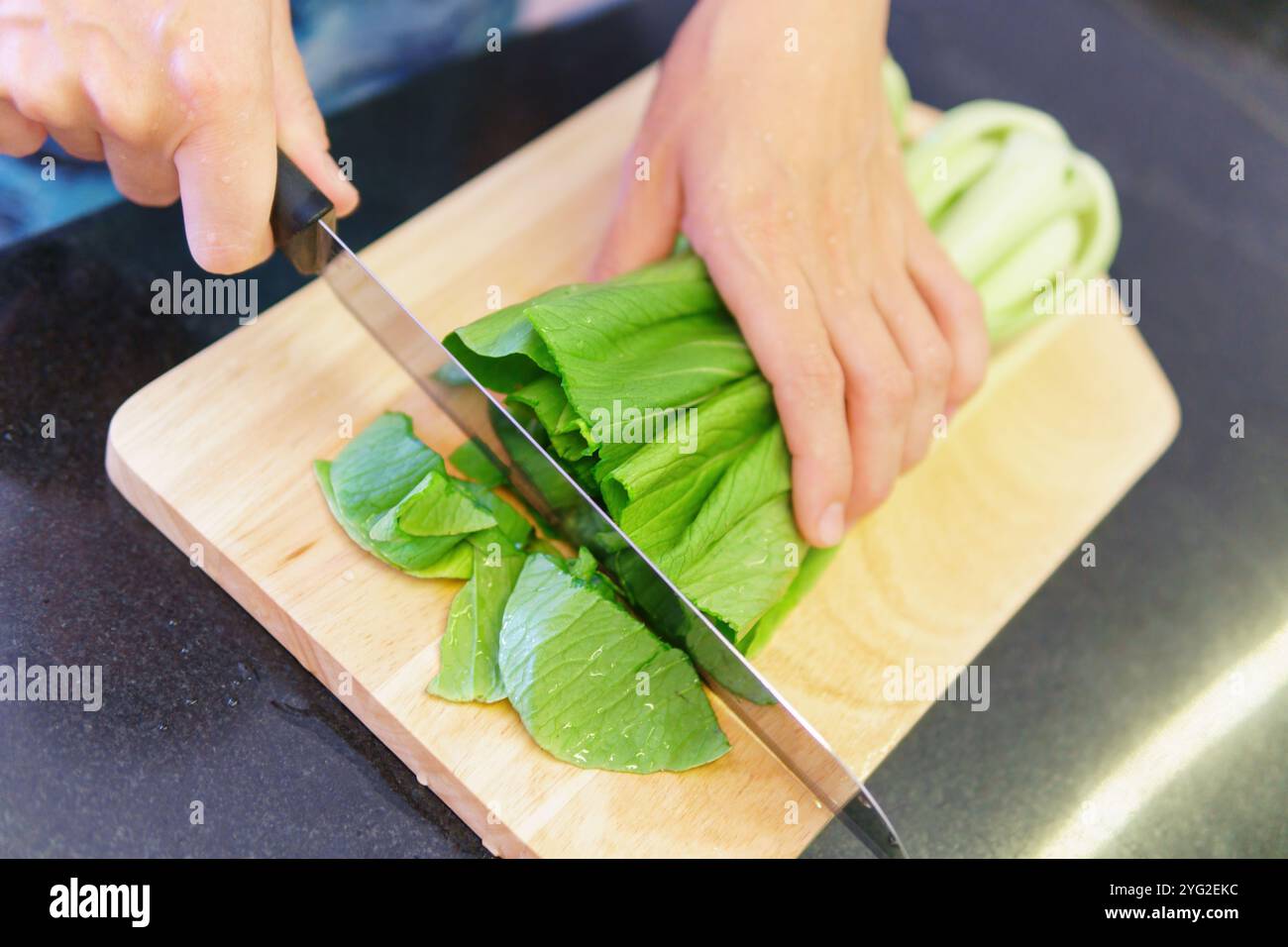 Woman hands cutting fresh green bok choy (pak choy Stock Photo - Alamy