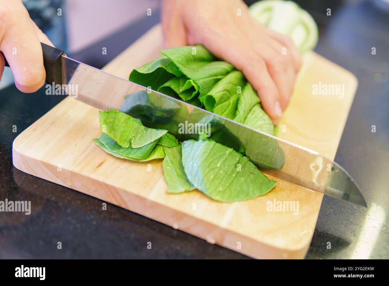 Woman hands cutting fresh green bok choy (pak choy Stock Photo - Alamy