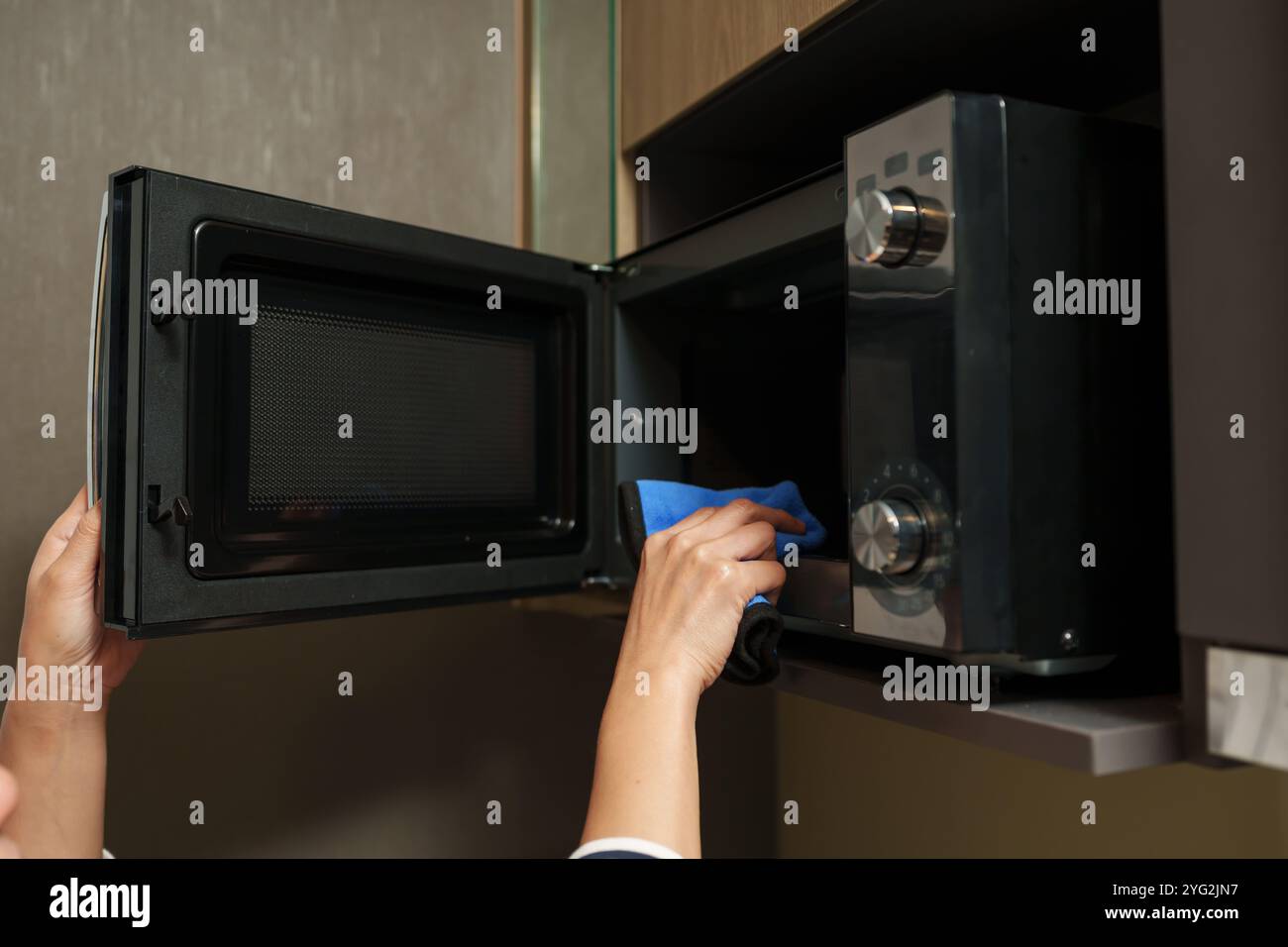 woman hand using microfiber cloth to cleaning the microwave oven Stock ...
