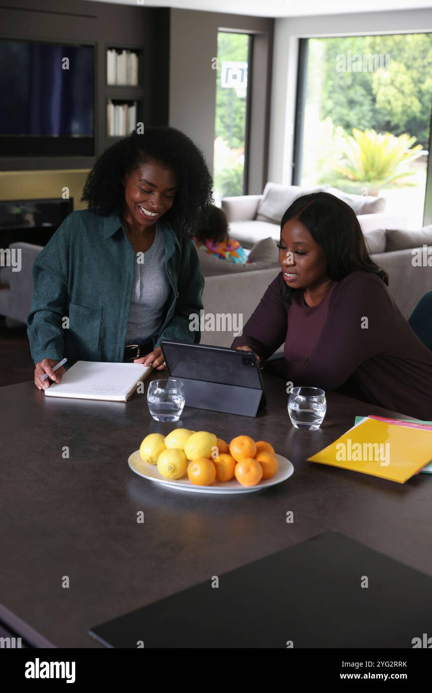 Tablet partnership hi-res stock photography and images - Alamy
