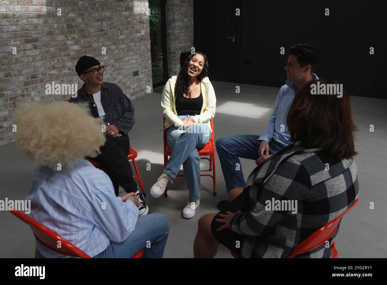 Uk community people talking hi-res stock photography and images - Alamy