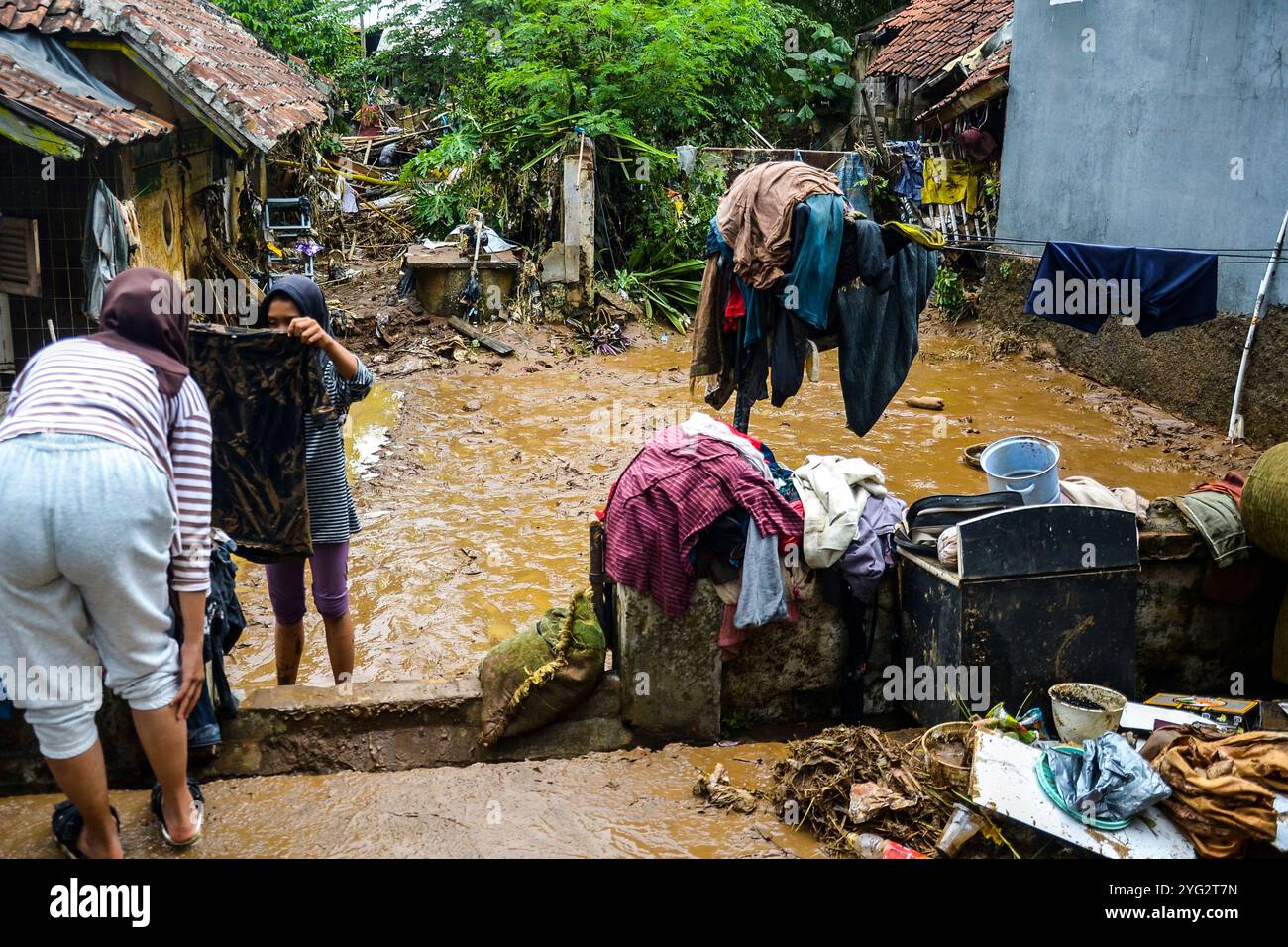Bandung Regency, West Java, Indonesia. 6th Nov, 2024. Residents carry ...