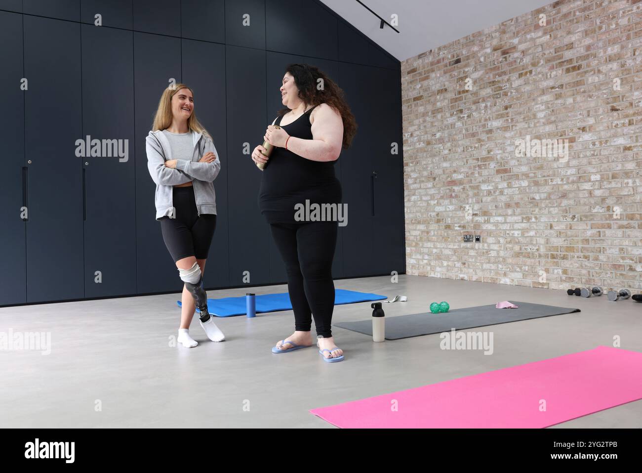 Women standing talking hi-res stock photography and images - Alamy