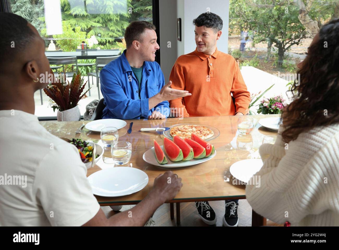 Group people sitting dining table hi-res stock photography and images ...