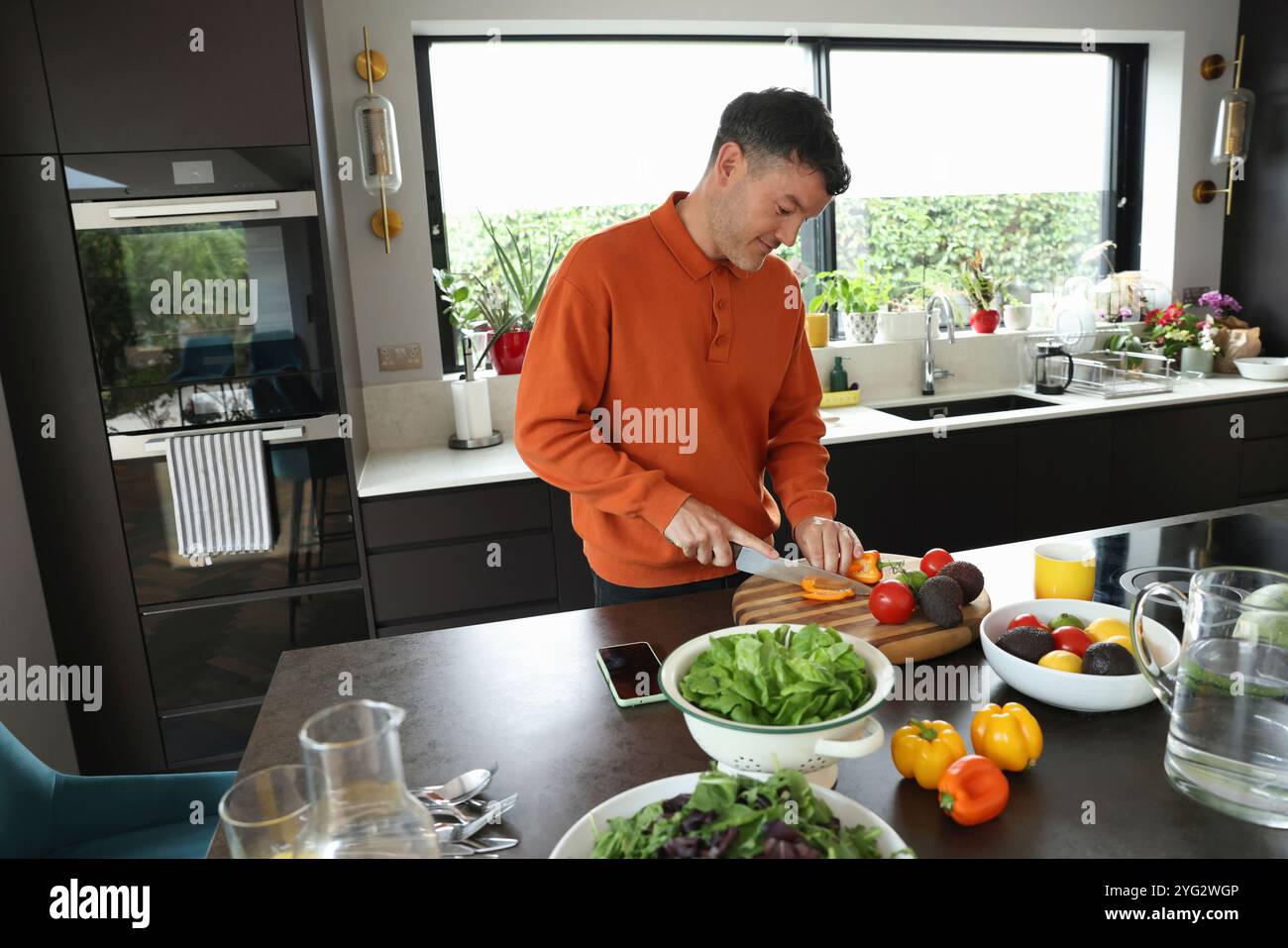 Cutting vegetables in kitchen hi-res stock photography and images - Alamy