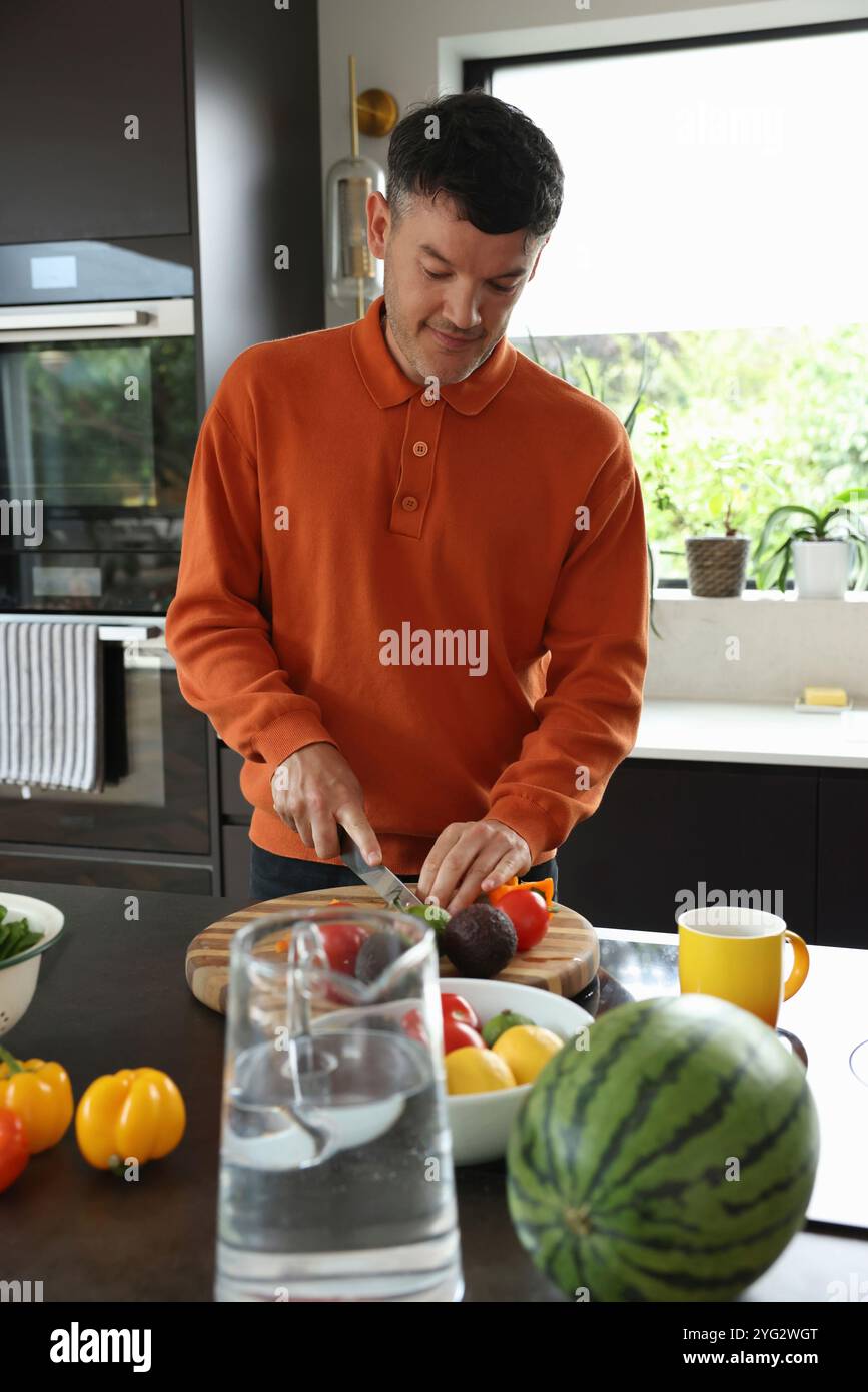 Cutting vegetables in kitchen hi-res stock photography and images - Alamy