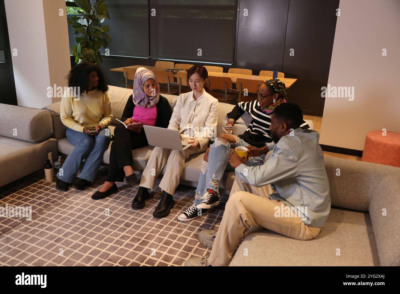 Mature business employees hi-res stock photography and images - Alamy