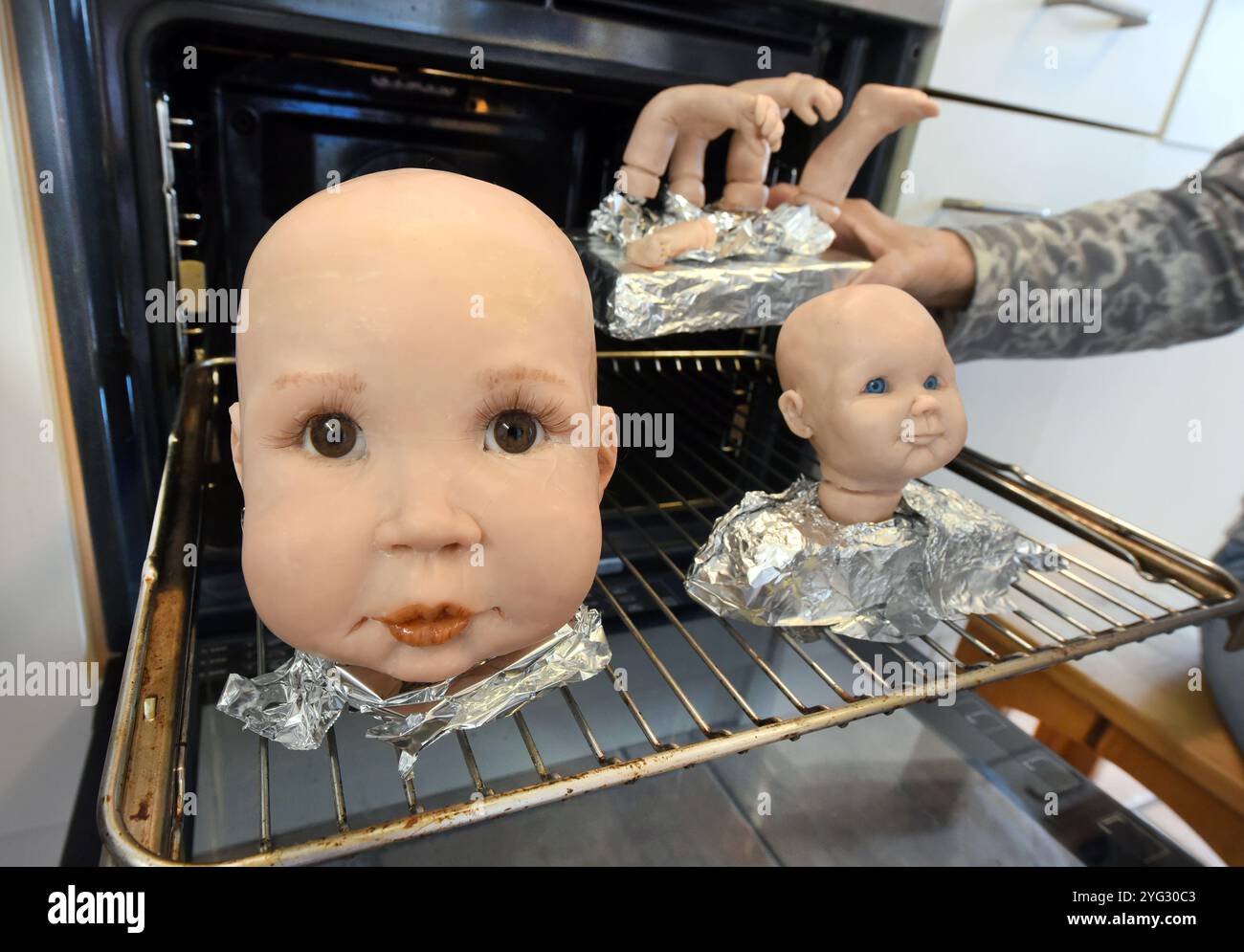 28 October 2024, Saxony-Anhalt, Dessau: In her kitchen, hobby doll ...