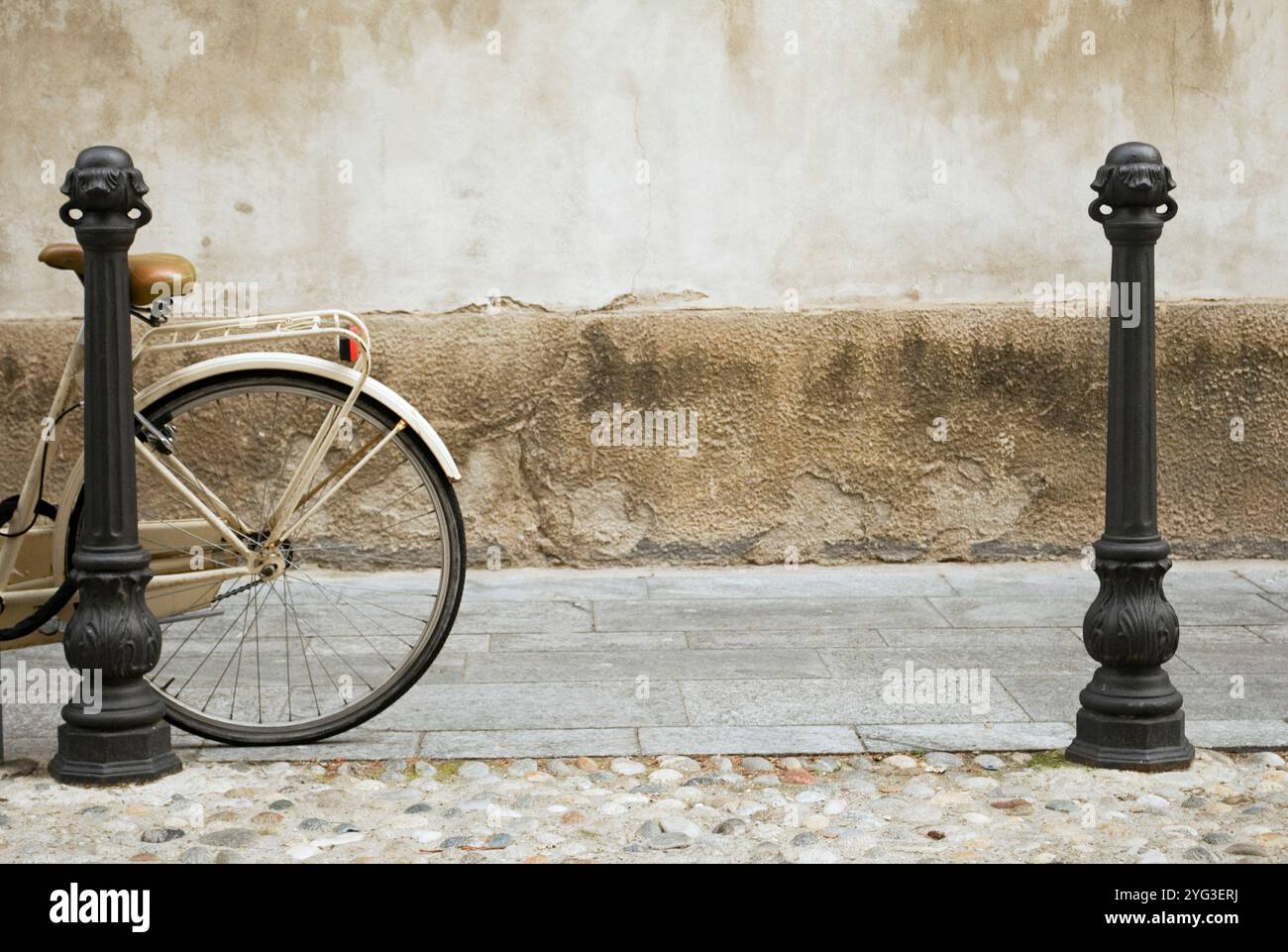 Sidewalk bollard hi-res stock photography and images - Alamy
