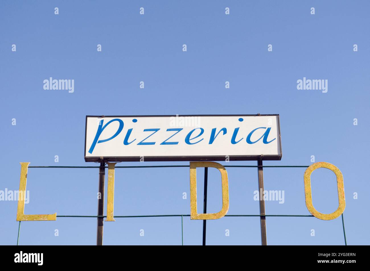 Pizzeria signage hi-res stock photography and images - Alamy