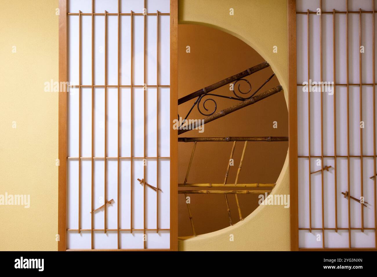 Japanese round window hi-res stock photography and images - Alamy