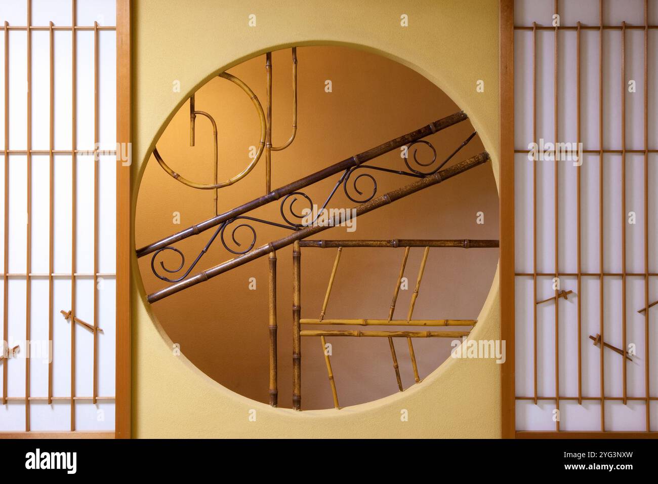 Japanese round window hi-res stock photography and images - Alamy