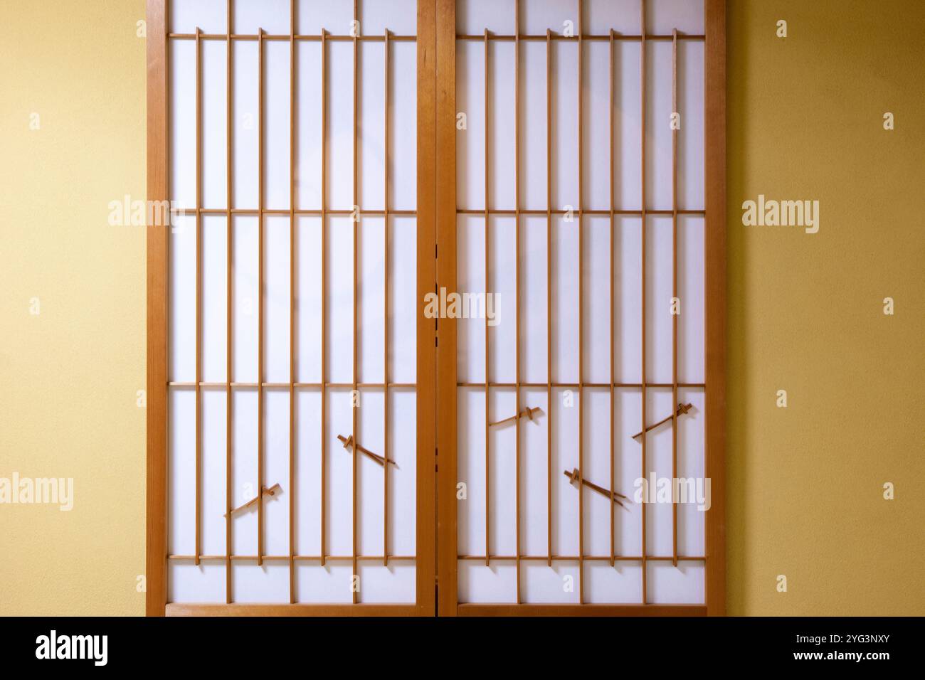 Japanese round window hi-res stock photography and images - Alamy