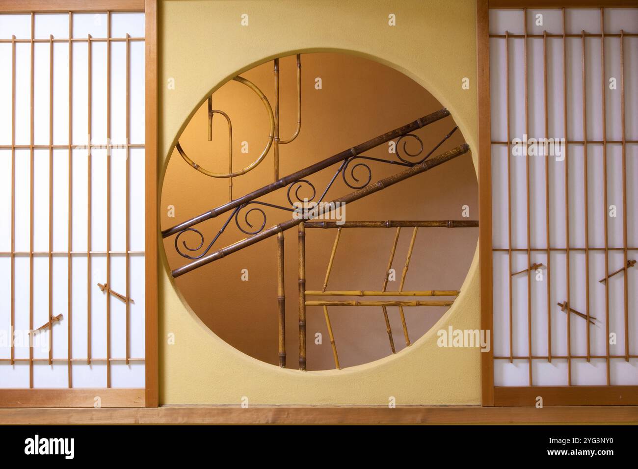 Japanese round window hi-res stock photography and images - Alamy