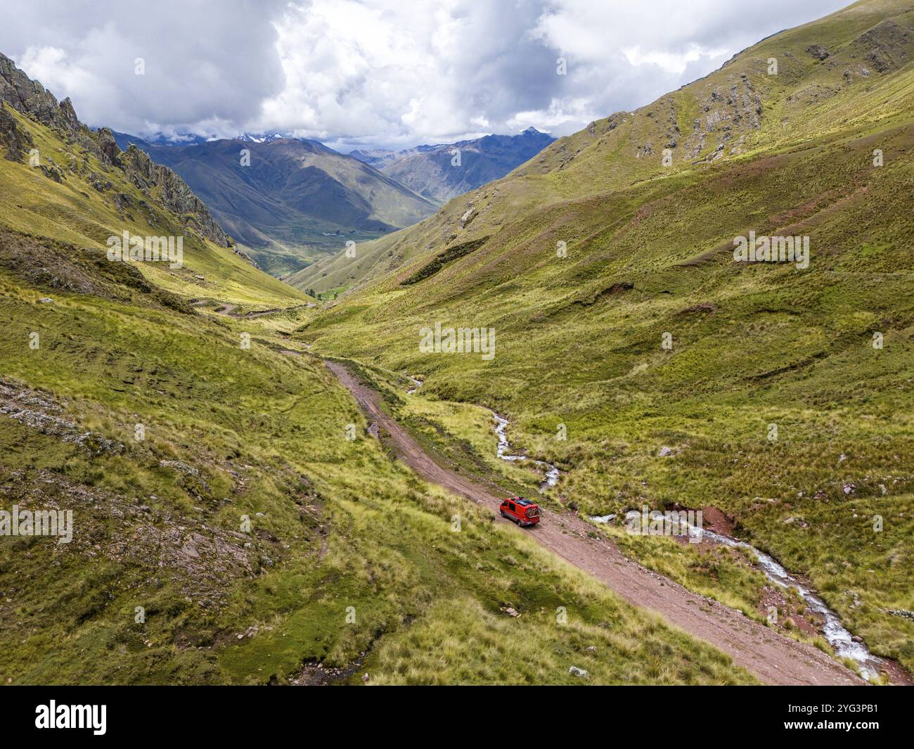 Off-road camper van crosses the Peruvian Andes, Pallay Punchu ...