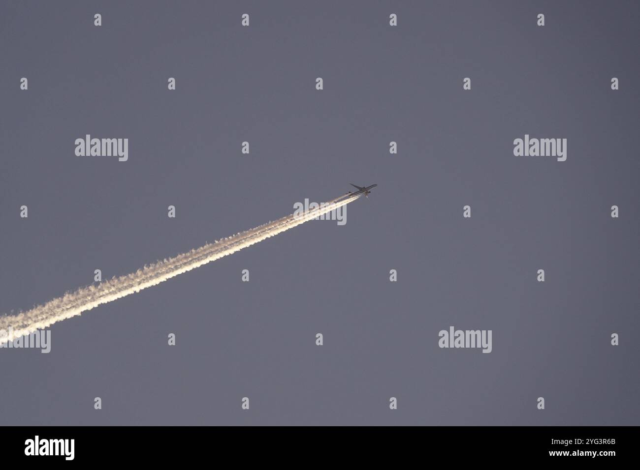 Aeroplanes contrails hi-res stock photography and images - Alamy