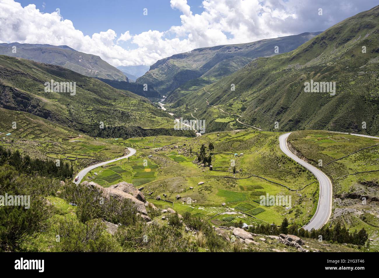 Winding Peruvian mountain road, Crossing the Andes from Cuscu towards ...