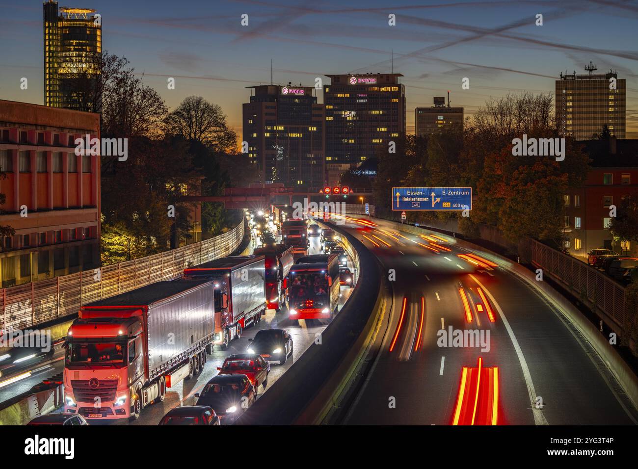 Car facing left hi-res stock photography and images - Alamy