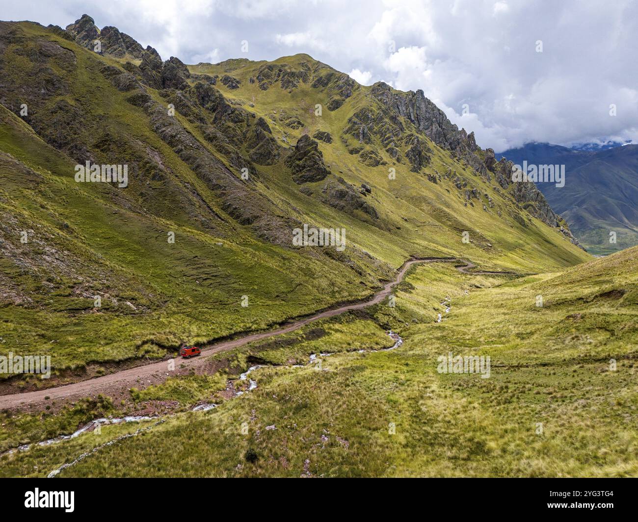 Off-road camper van crosses the Peruvian Andes, Pallay Punchu ...