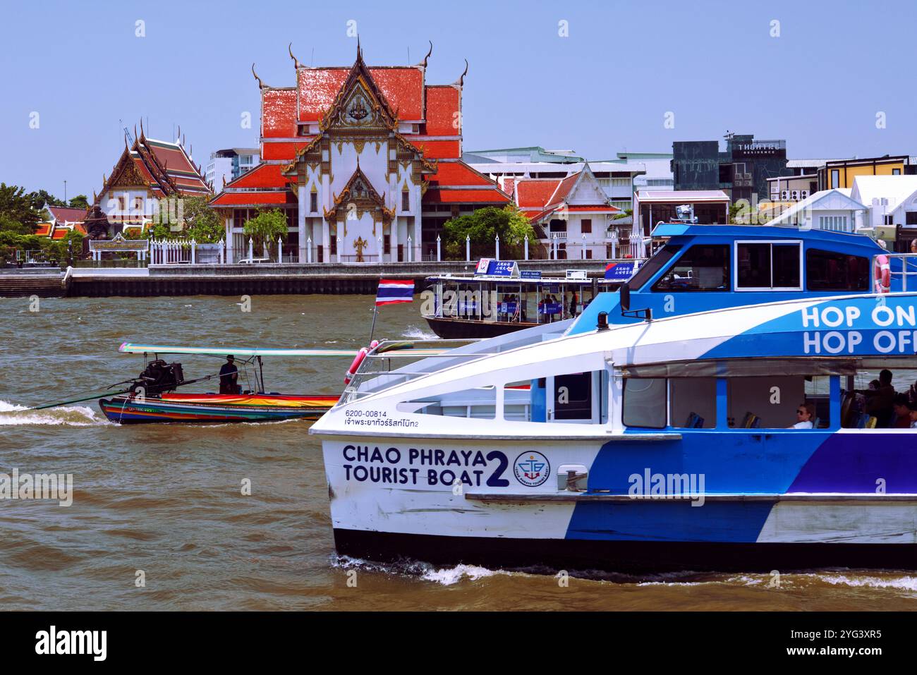 Tourist boats near Tha Tien pier on the Chao Phraya River in Bangkok ...