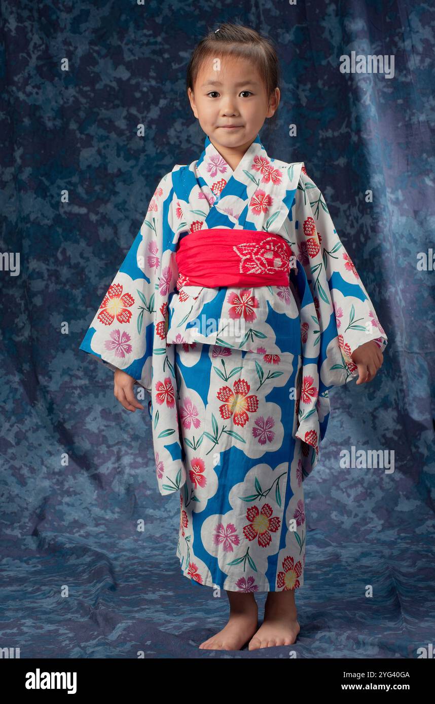 Girl standing in yukata Stock Photo - Alamy