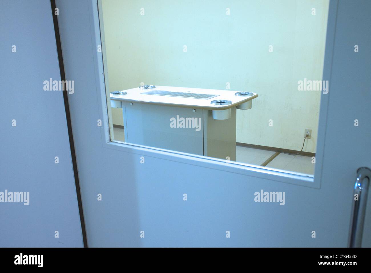 Inside smoking area hi-res stock photography and images - Alamy