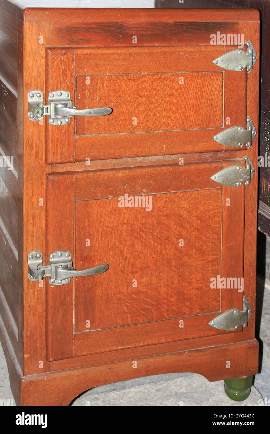 Old-fashioned wooden refrigerator Stock Photo - Alamy