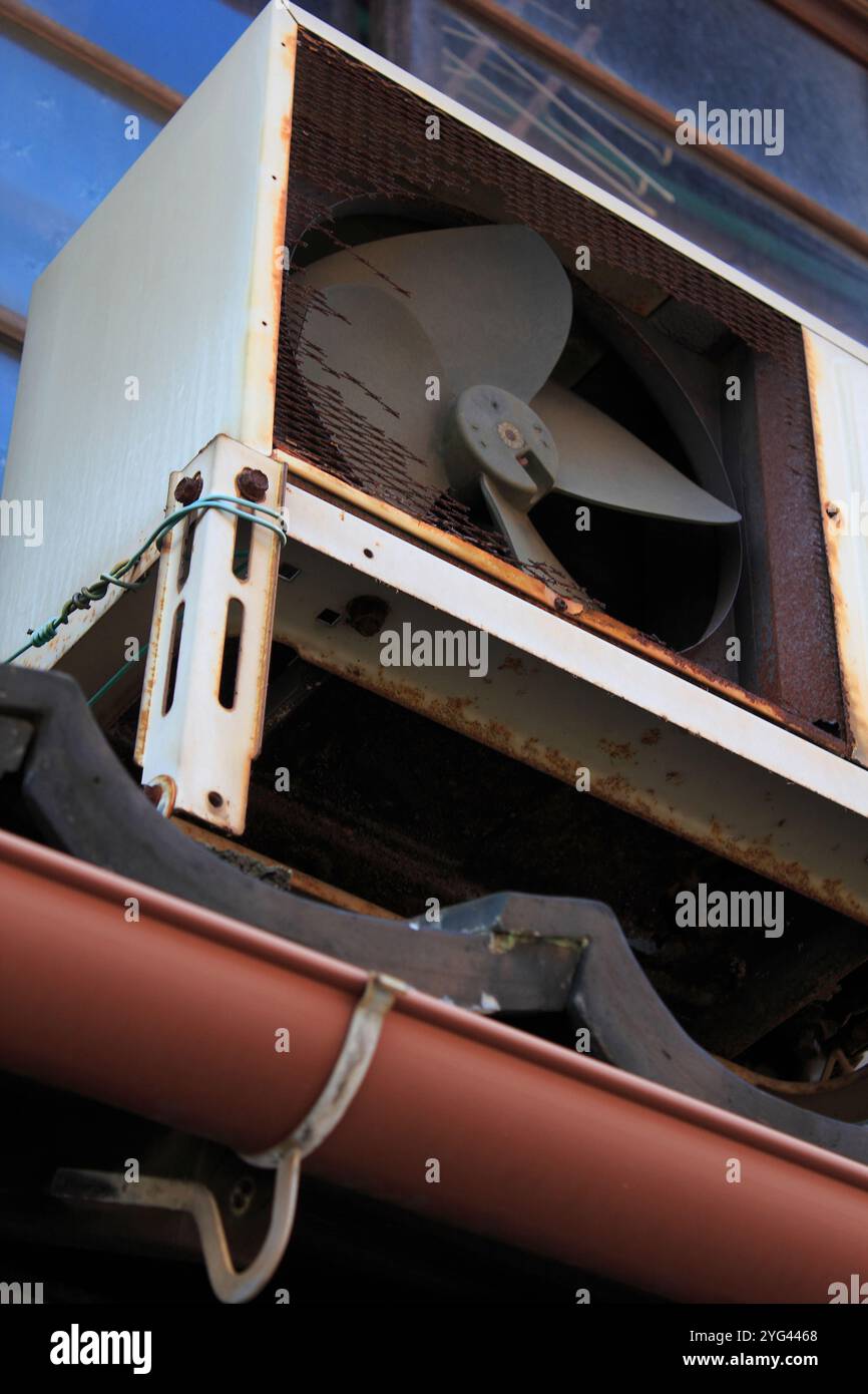 Broken outdoor unit of an air-conditioner Stock Photo - Alamy