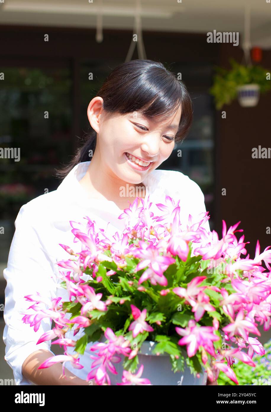 Female florist shop assistant Stock Photo - Alamy