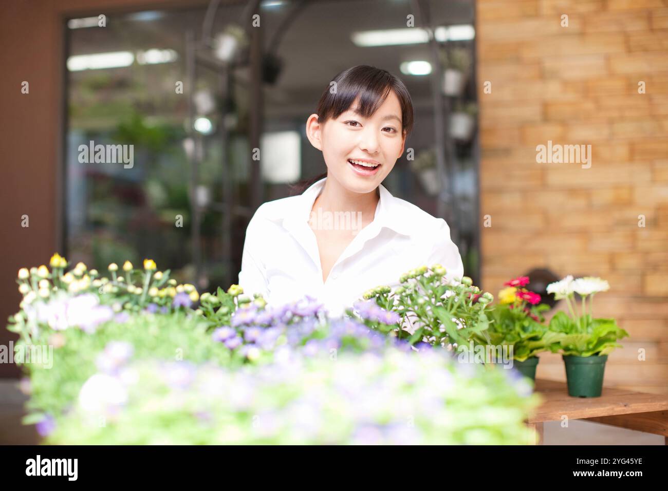 Female florist shop assistant Stock Photo - Alamy