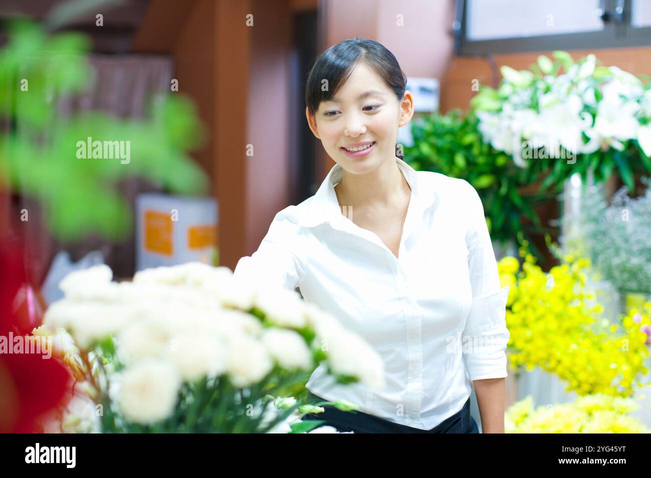 Female florist shop assistant Stock Photo - Alamy