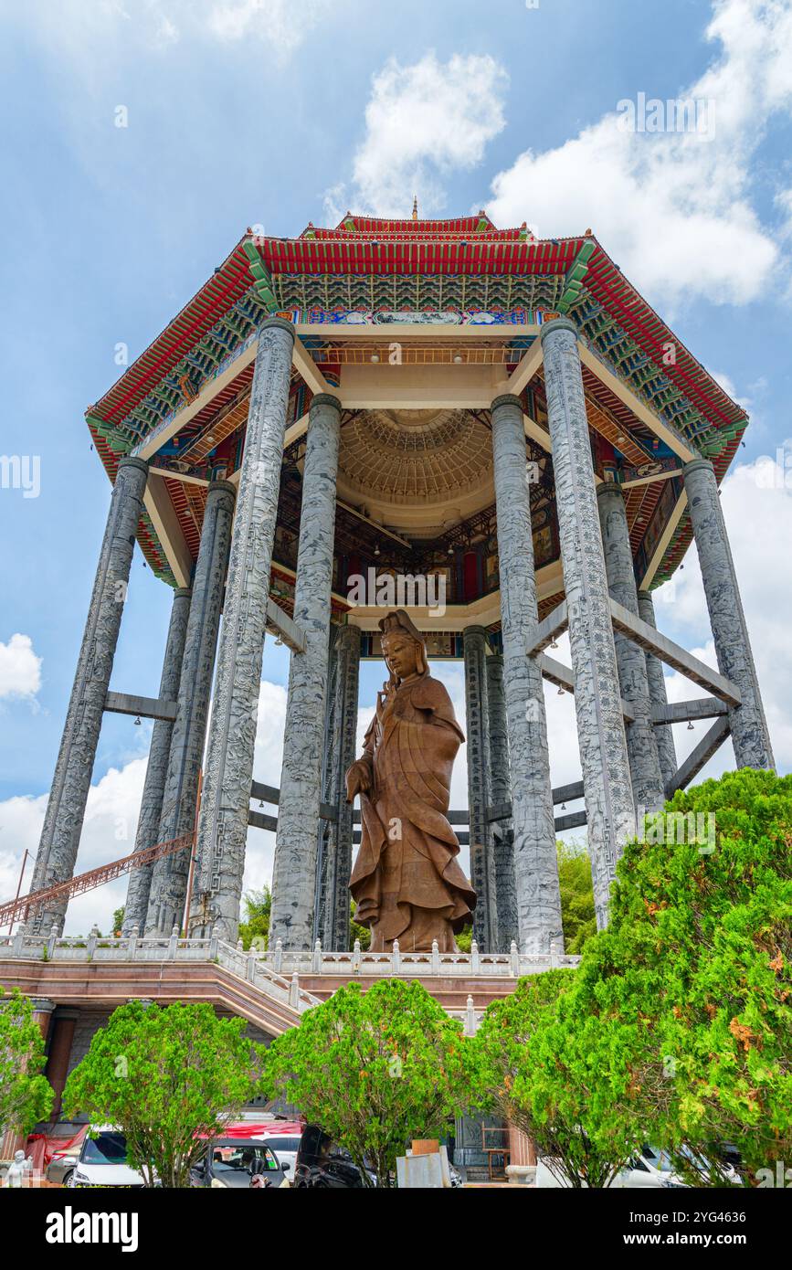 The Guanyin statue at the Kek Lok Si Temple, Penang Stock Photo - Alamy