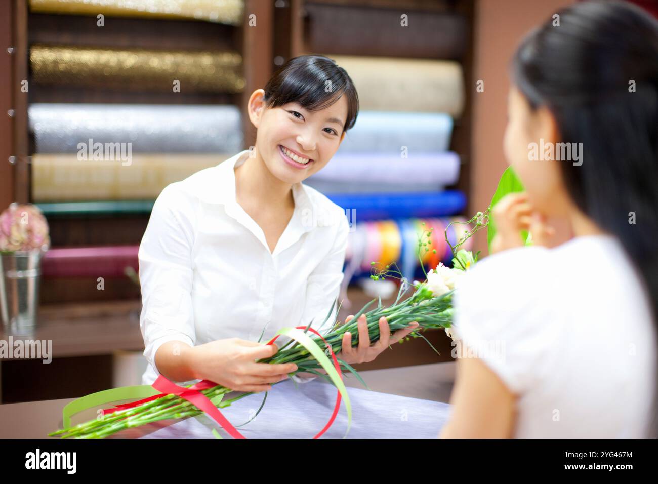 Female shop assistant wrapping hi-res stock photography and images - Alamy