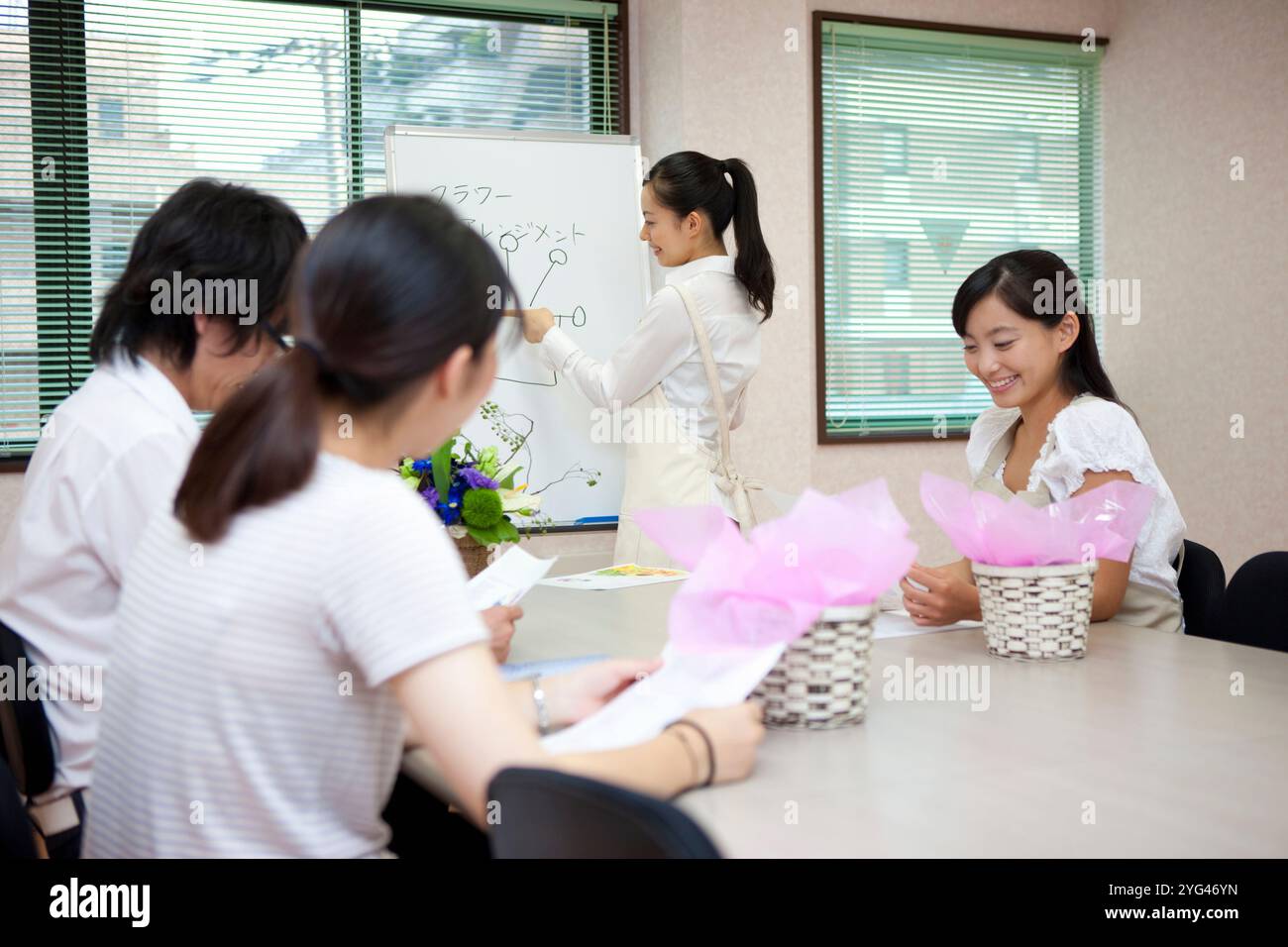 Flower arrangement classes hi-res stock photography and images - Alamy