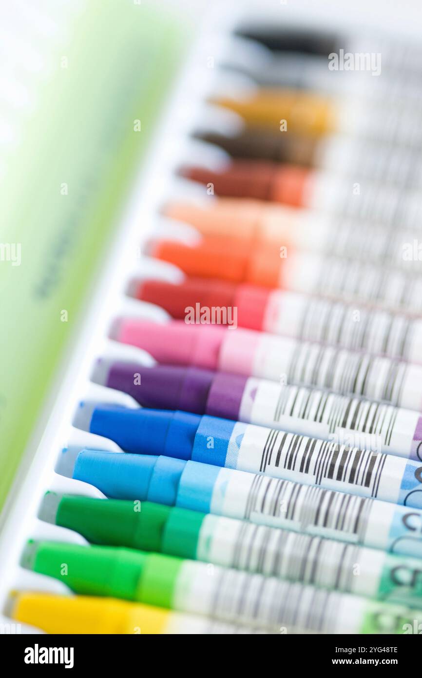 Crayon line hi-res stock photography and images - Alamy